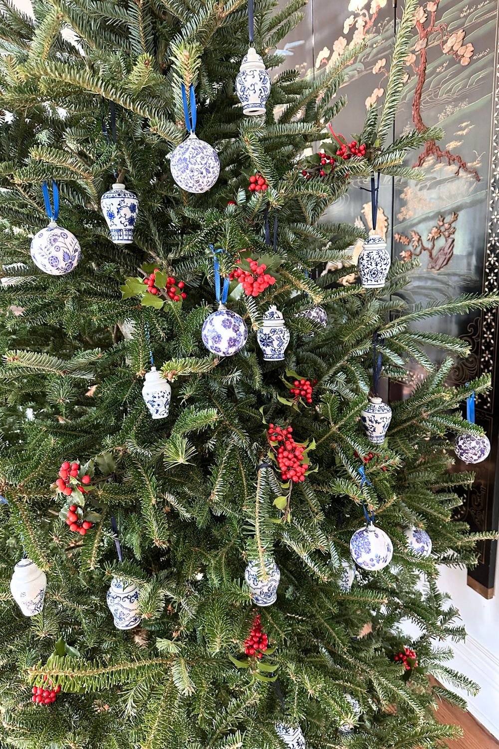 Easy Red and Blue Chinoiserie Christmas Tree Decor - Suburbs 101