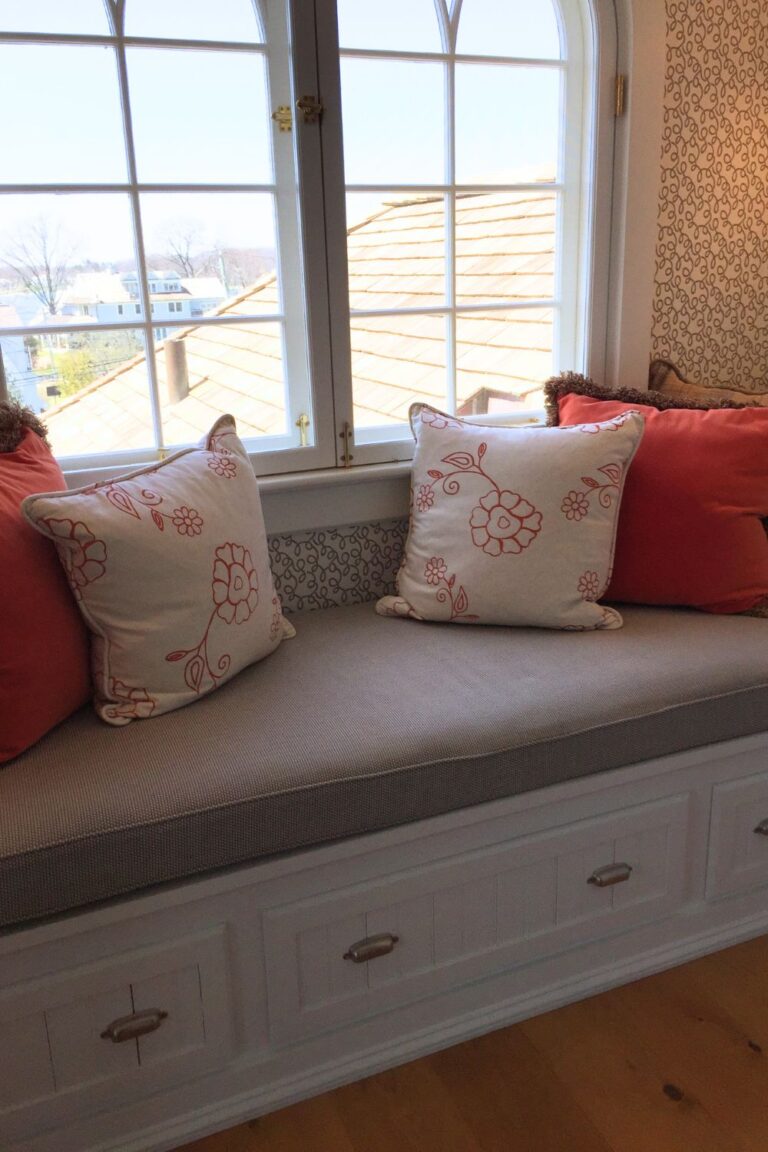 16 Window Seat Designs for Curling Up with a Good Book - Suburbs 101